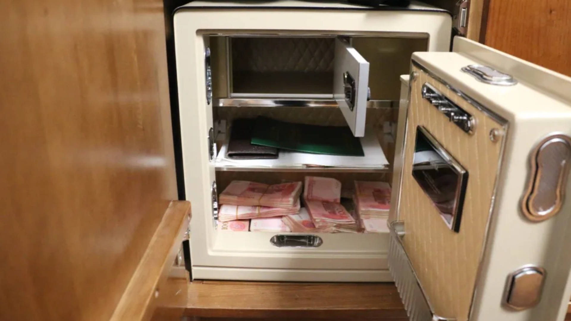 女子家中黄金手镯和数十万元现金被偷,被盗后第一时间发微信求闺蜜...