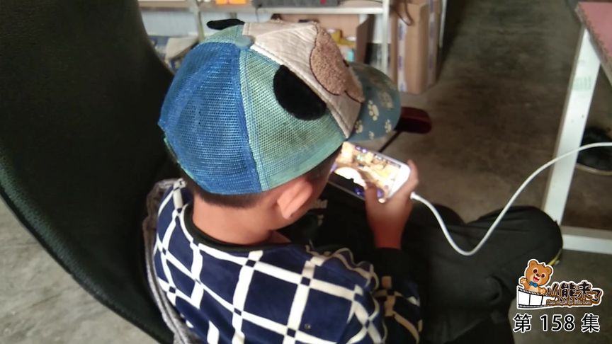 看看手机游戏对孩子的危害有多大,为了玩游戏逃学了