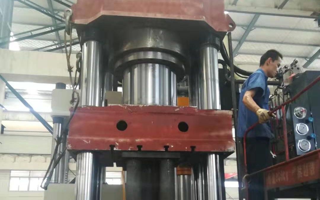 1500吨热锻液压机快速锻造成型汽车配件、挖掘机斗齿【1500吨模锻...