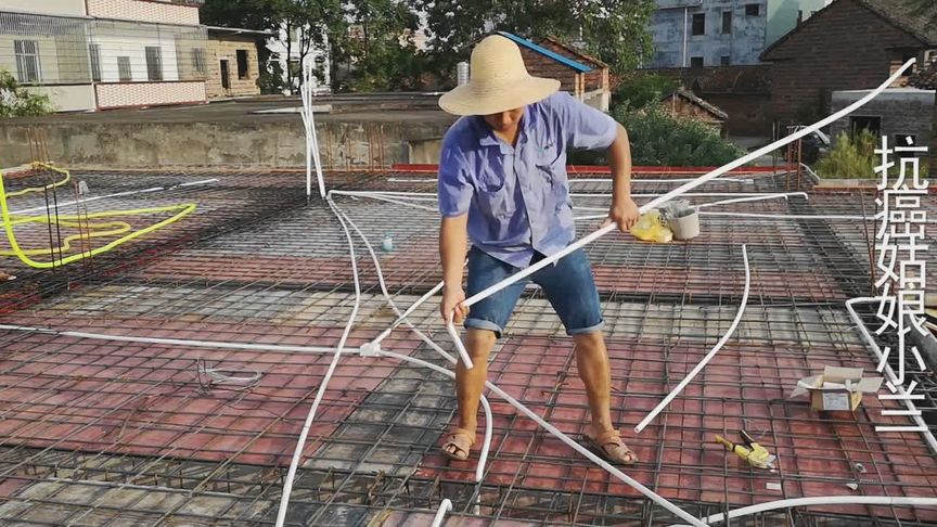 农村姑娘顶着37度高温带你去看看农村建新房子水电怎么预埋的?