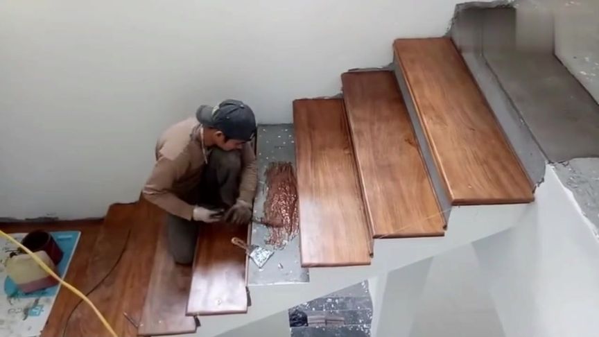 新家刚刚装上的实木楼梯扶手,喜欢实木的感觉!