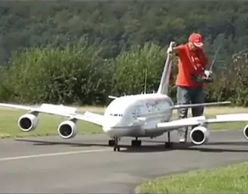 A380客机模型着陆