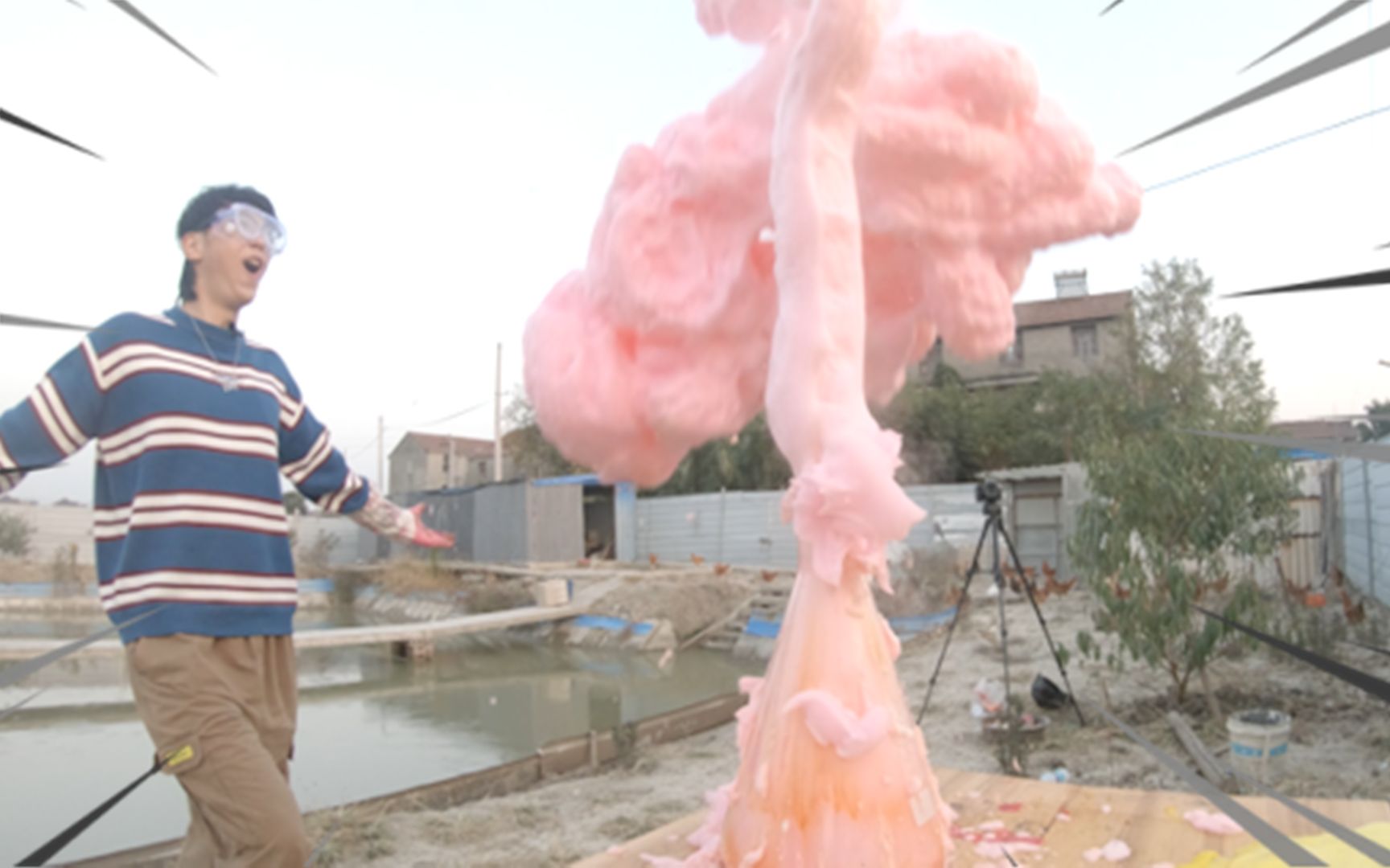 小伙尝试做世界上最著名的大象牙膏实验,直接喷出十米高的泡沫柱