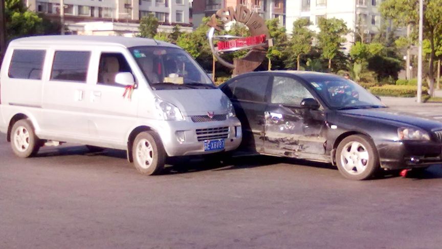 为了省钱,车子停在路旁,别人刮蹭该怎么办呢?