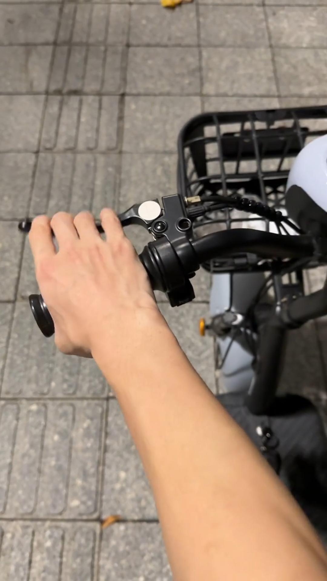 男子电动车插钥匙的地方竟然在这,"没有人可以开走我的车"
