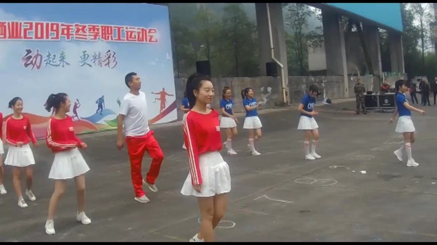 3分钟的运动会开场舞吸引全场目光,动起来,更精彩