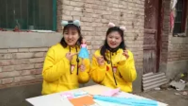 手工:小晴用彩纸给芭比娃娃做衣服,竟还有蓝色裙纱,你学会了吗