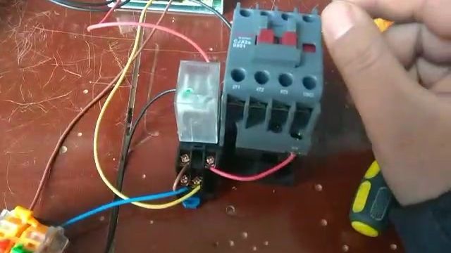 电工基础知识:弱电控制强电的小案例,小型继电器自锁控制接触器