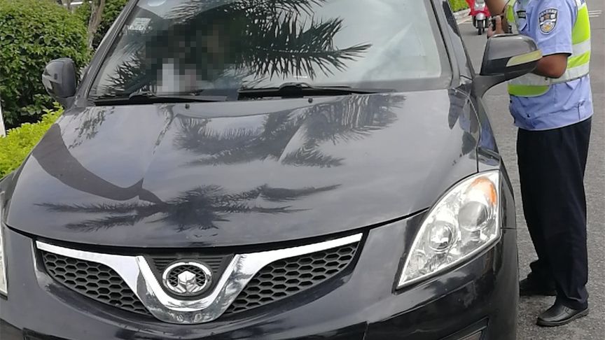 视频|无证驾驶路遇交警查车,梅州男子暴力冲卡将民警拖行近百米