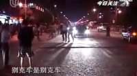 南京:目击者口述别克车撞人后惨烈现场