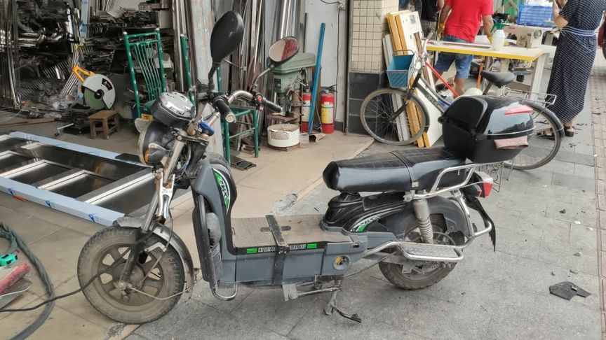 一辆使用3年长跑王电动车,配置相似男装摩托车,大多数用来拉客