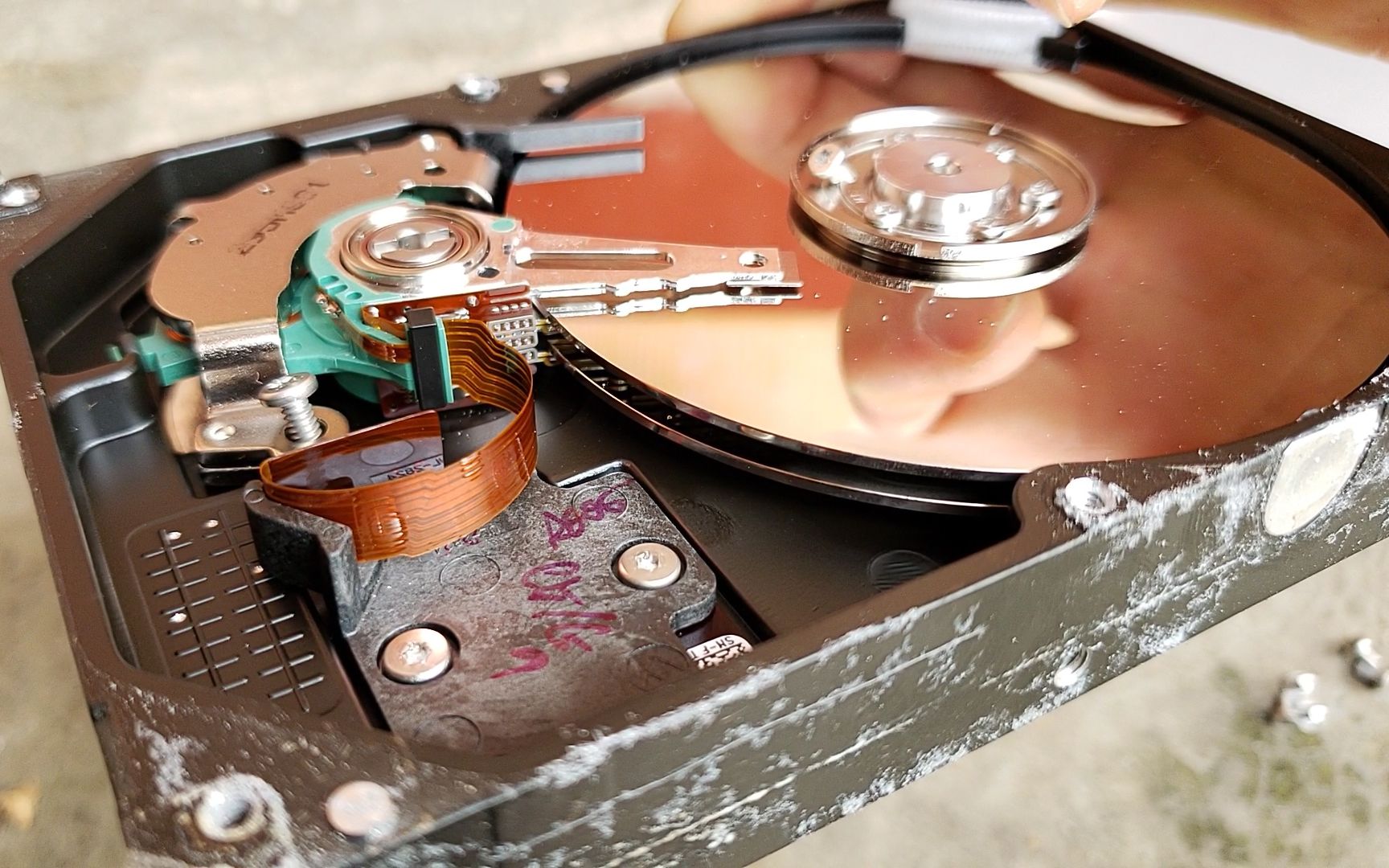 废旧硬盘不要丢,内部零件有“妙用”