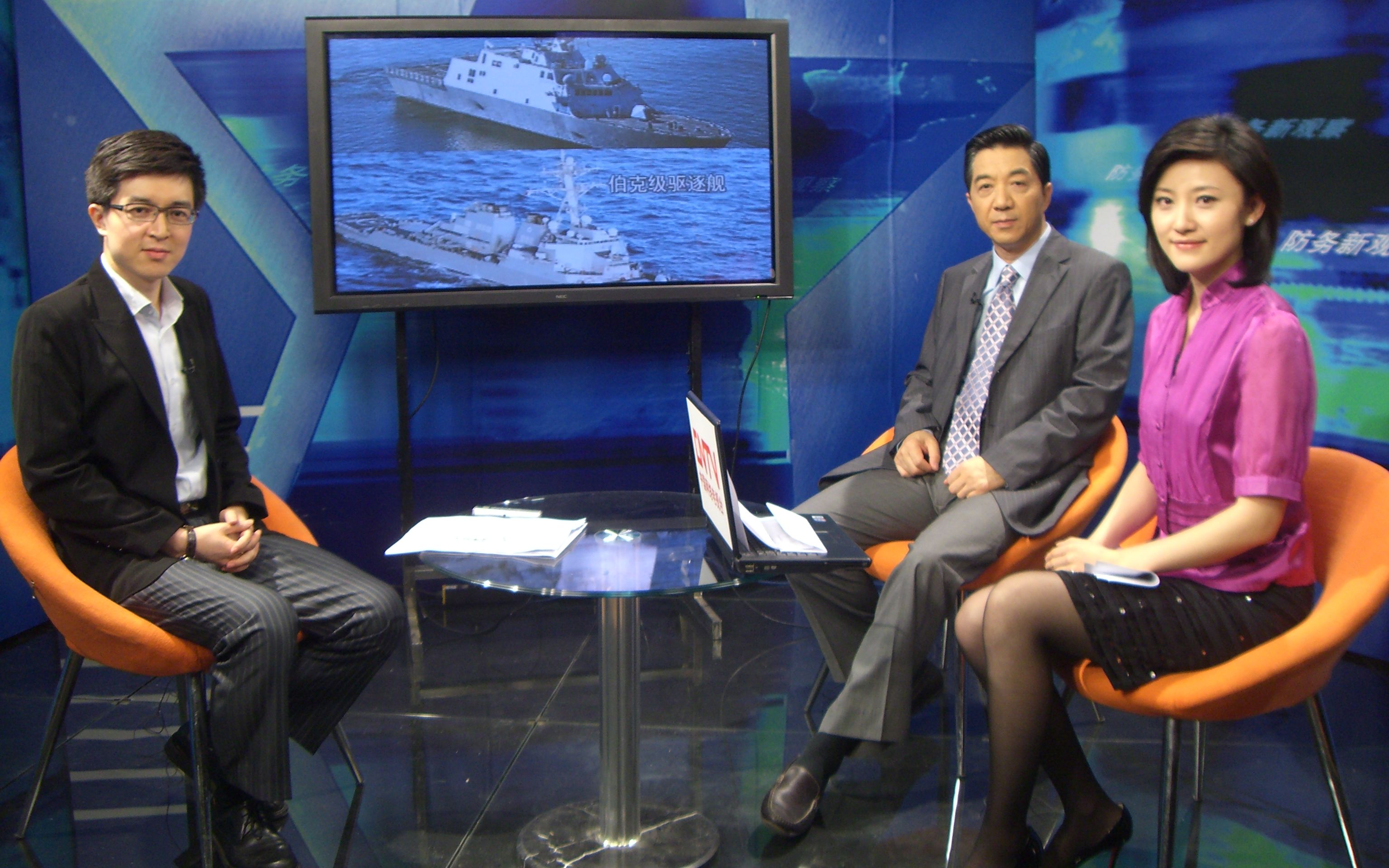 央视美女主持人曹煊一短裙黑丝美腿,和张召忠局座一起出镜《防务新...