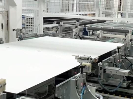 光伏组件生产工艺流程!生产光伏板会用到哪些设备呢?如划片机、串...