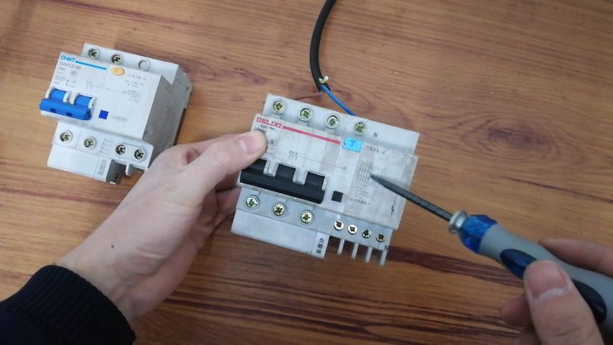 3p+N漏电保护器接入220v电源能正常用吗?听老电工怎么说…
