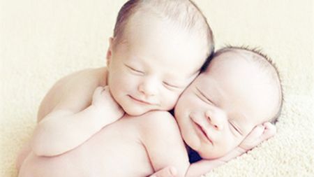 专业护士指导怎么给婴儿换尿不湿