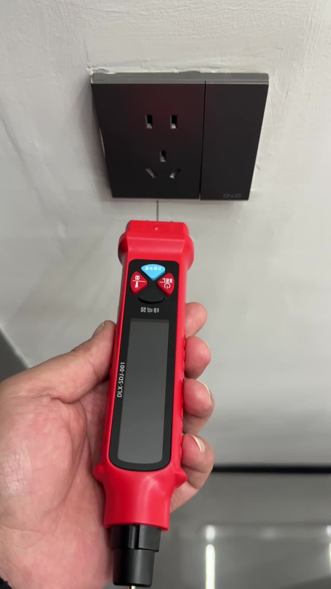 以后维修检测线路,都不用拆插座了#德力西测电笔 #插座检测仪 #线路...