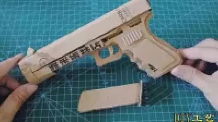 用废旧纸板制作一把还能拉栓的p1911手枪模型,非常有创意的手工作品