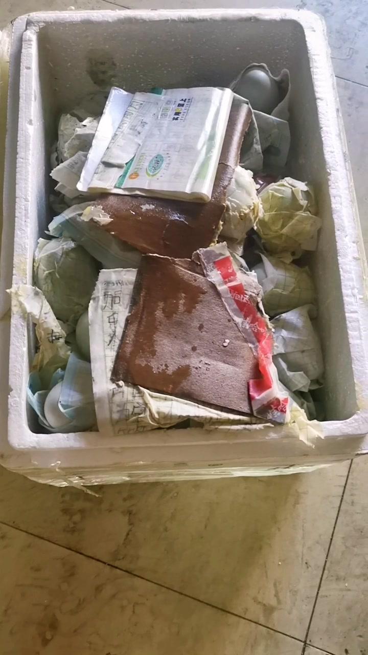 由邮政快递桓仁寄往沈阳的一箱咸鸭蛋,到货是这样一堆破碎的样子。...