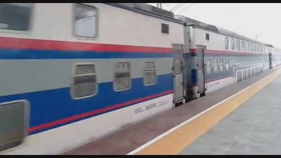 越来越少见的双层火车!宝鸡至天津T56次中途停靠保定站