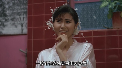 男人隐身坐在马桶上,不知情的美女一屁股坐上,不自觉扭动起来!