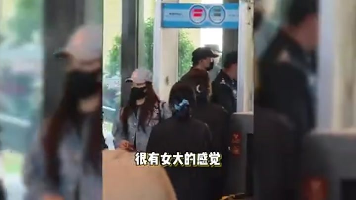 陈梦和黄晓明华表奖同框,身形出众不输明星,跟在表哥身后不抢风头