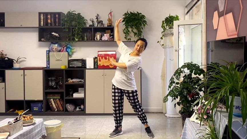 简单的民族舞,女老师室内独舞,看几遍就可以学会