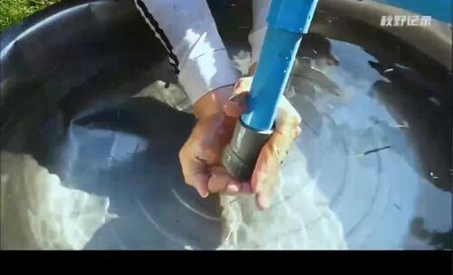 小伙利用普通水管,发明出独特的抽水装置,太有才了!