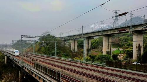 兔子G8702与K1004双层列车和番茄K507在袁家桥三车交汇