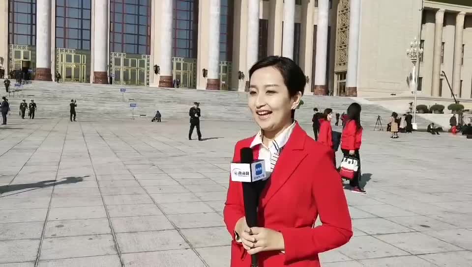 3月5日,人民大会堂门前,南海网主持人天琴出镜介绍十三届全国人大...