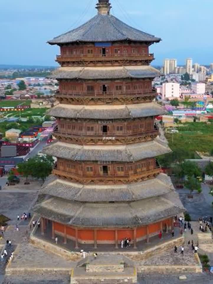 应县木塔,2600多吨,纯木结构,无钉无铆,3层开始已变形倾斜,但屹立968...