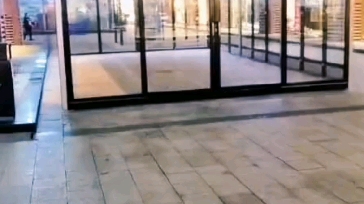 ...使用玻璃门和玻璃墙去装饰展览篷房内部,配上木地板,地毯,灯光,ABS墙