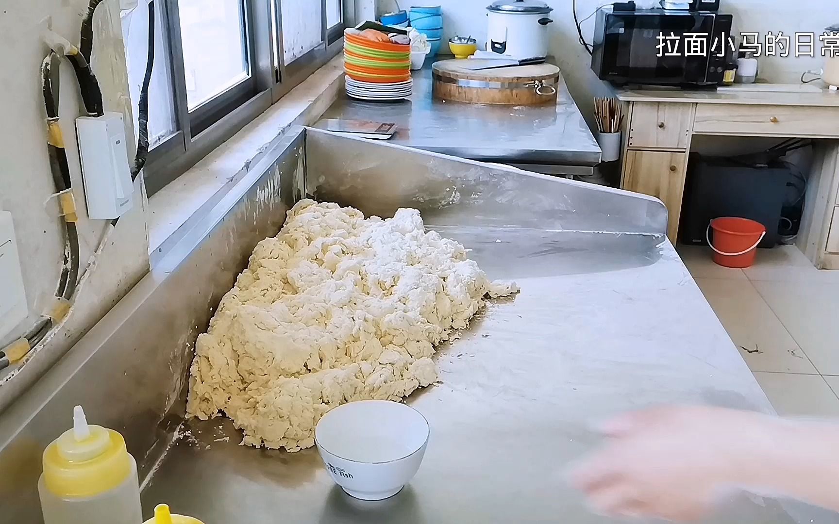 兰州拉面手工和面第二步,第一次加蓬灰水的方法和用量