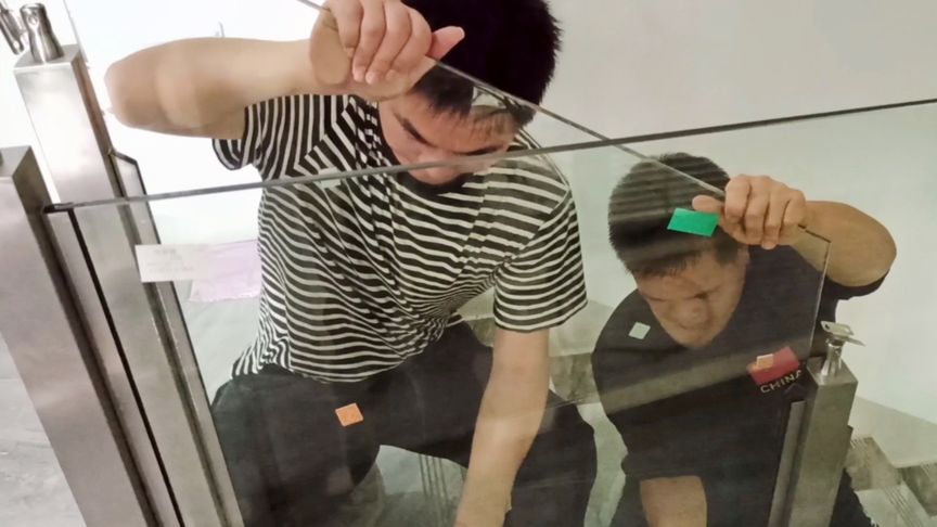 扶手钢化玻璃安装,看似非常简单,必须小心翼翼,尖角一定不能碰