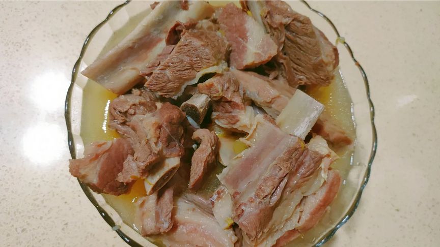 清炖驴排骨不加过多佐料,保持驴肉原汁原味,吃起来味道鲜美