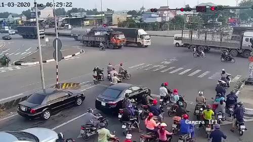 电瓶车故意挑衅,被大货车秒杀 交通安全 交通事故  道路千万条安全...