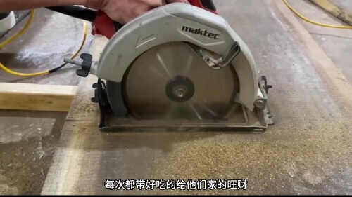 小伙将陈旧的木板制作成了一张实木咖啡椅,外观太精美了