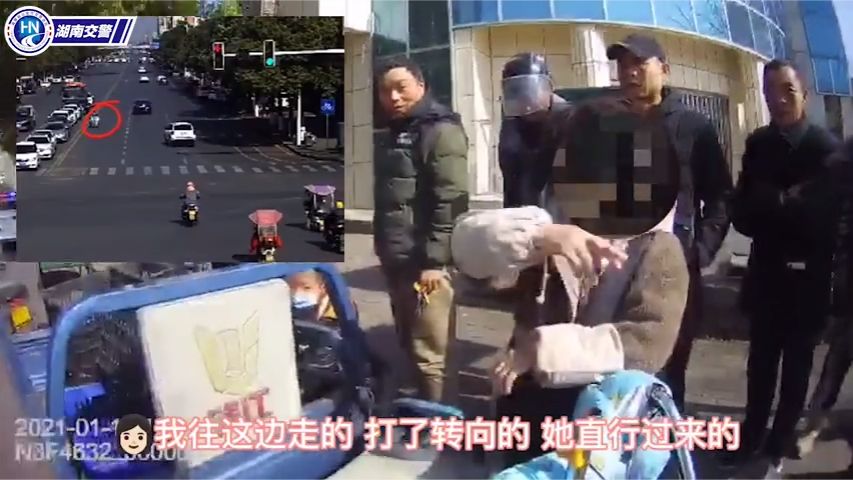 电动三轮车逆行酿事故 安全头盔救人一命!