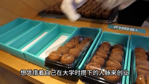 90后一小伙研究咖啡包,一天要用700斤咖啡粉,排队的人都50米远