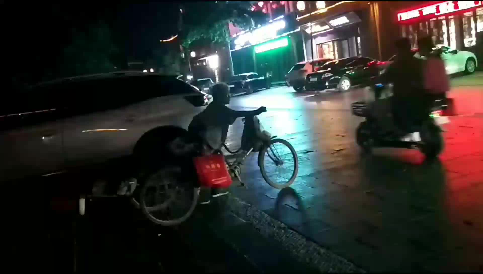 如果觉得生活艰难,就看看这个视频吧。晚上8点36分,直不起腰的佝偻...