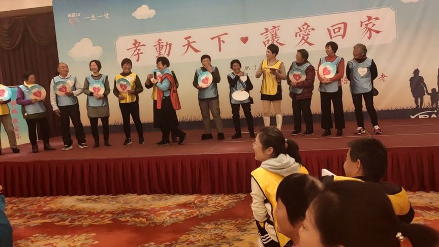 敬老活动现场互动游戏,老太太精气神真不赖,笑翻了
