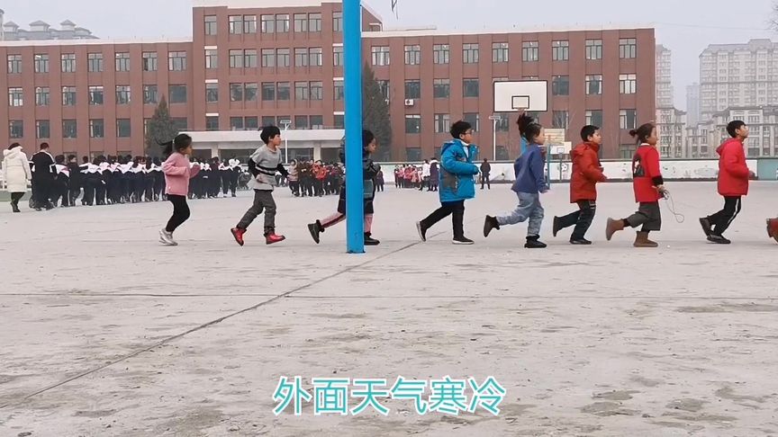 走进朝阳市某小学课间跑操,场面有点震撼,孩子们乐在其中!