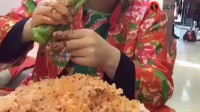 东北大姐狂吃整个大银耳,辣的太得劲了!