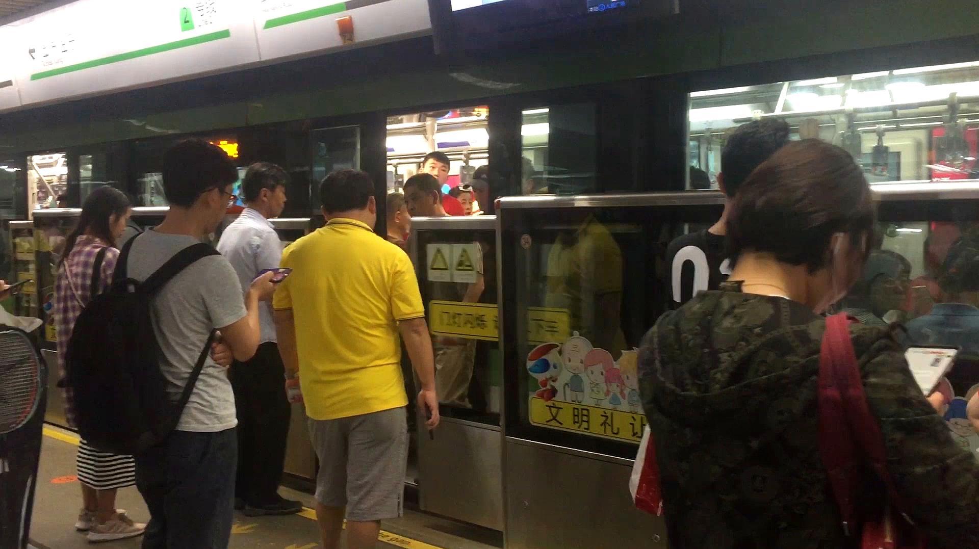 .上海地铁2号线,单日客流182万人次,最挤的地铁.