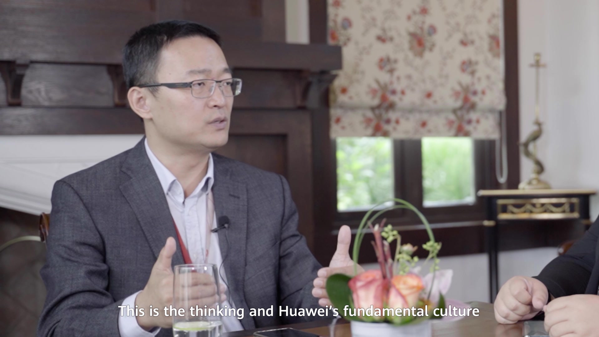 这位的口语也太好吧,看看狼性文化英语怎么解读