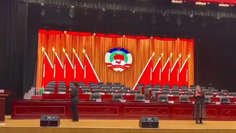 政协全会选举统票环节委员表演山歌对唱《约郎》