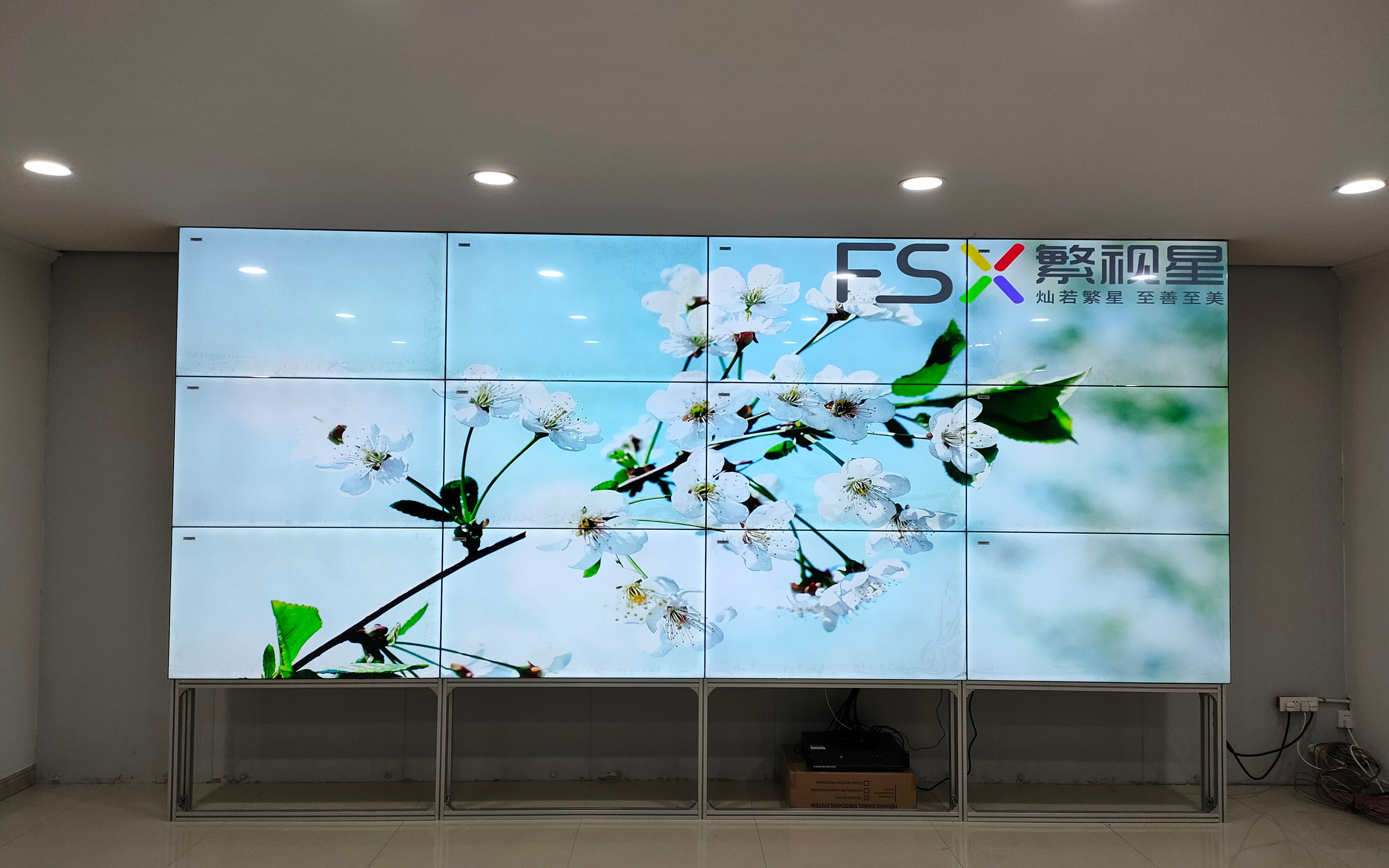 LCD显示屏55寸3.5mm拼缝3X4规格落地支架式完成交付,北京某单位...