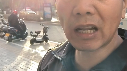 张掖小姑娘骑电车上路被交警查违规,牌照赶快去补办让我给他安装上#...