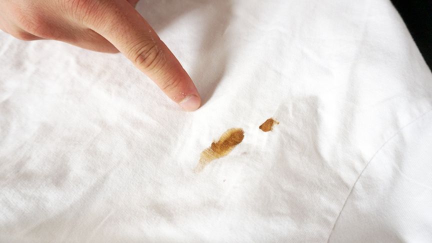 衣服上的血渍难清洗?撒点小东西搓一搓,洗的干净不留痕