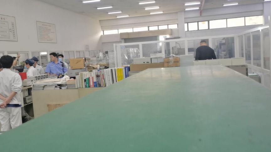 笨贼作案不过一天就破案了!警察取证指纹中!